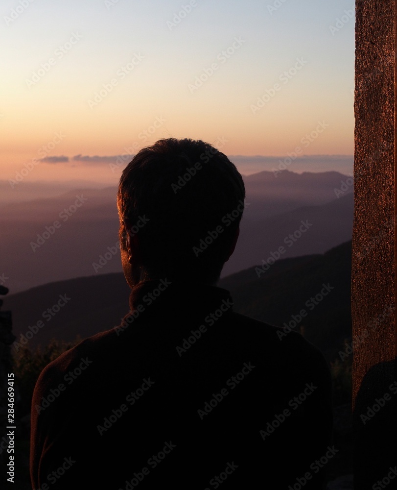 silhouette d un homme pensif dans un refuge contemplant le levé du jour ...