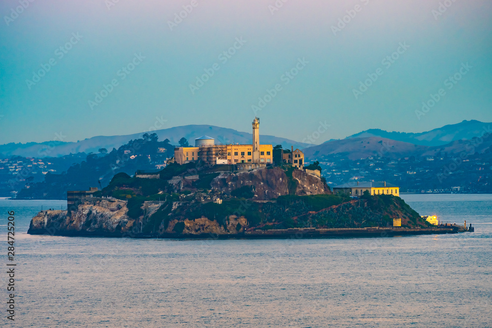 Fotka „Alcatraz Prison Island in San Francisco Bay, offshore from San ...