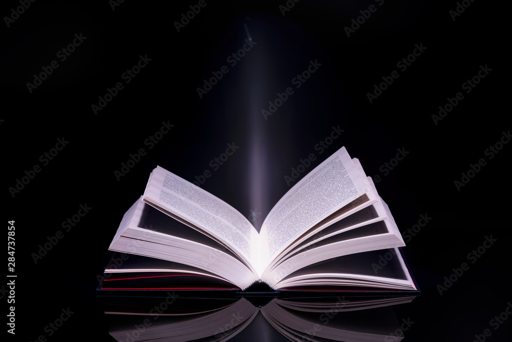 Foto de Book with glowing light coming from inside of it. High ...