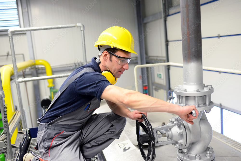 Foto de Arbeiter in der Industrie bei der Instandhaltung einer Anlage ...