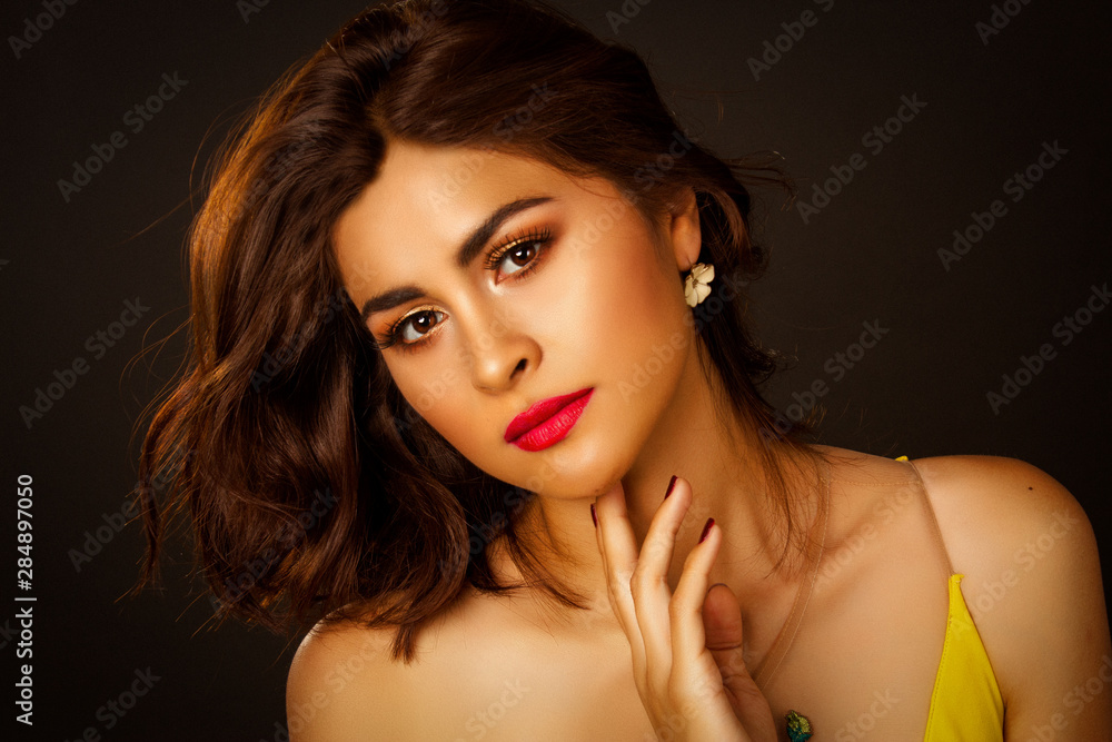 Modelo Mexicana Hermosa Muestra diseño en vestido mexicano Stock Photo ...