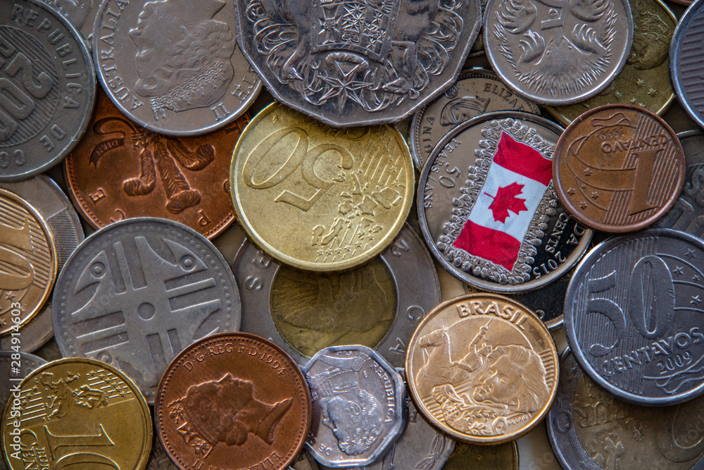 Foto de Dinheiro em moedas e papel de várias partes do mundo mostrando ...