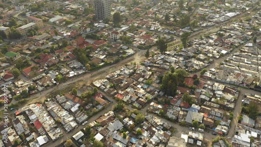 Vídeo do Stock: Establishing drone shot of residential neighborhood ...