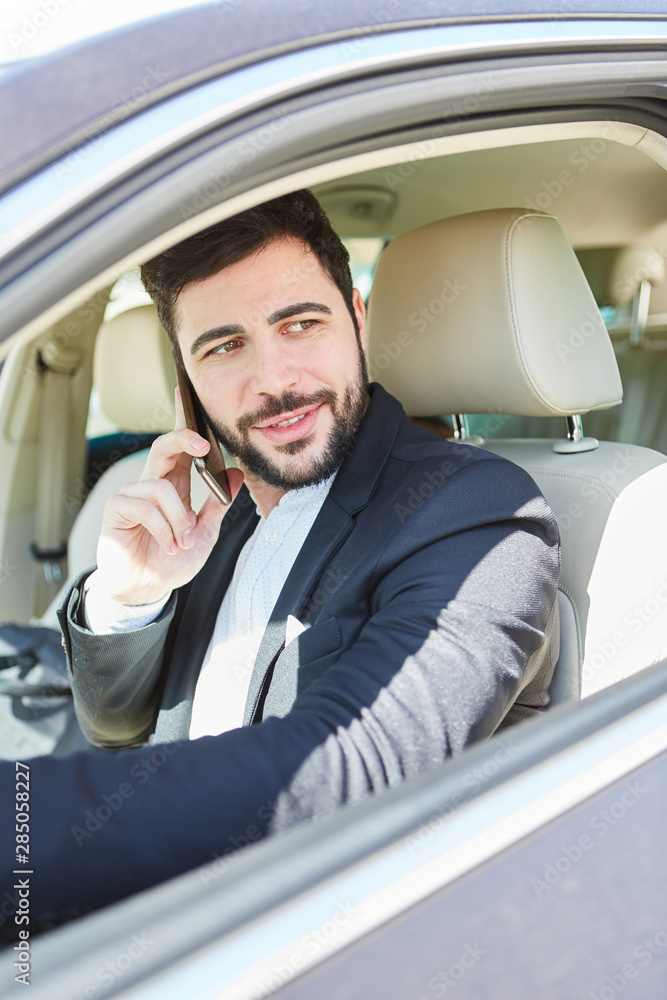 Mann telefoniert beim Autofahren Stock Photo | Adobe Stock