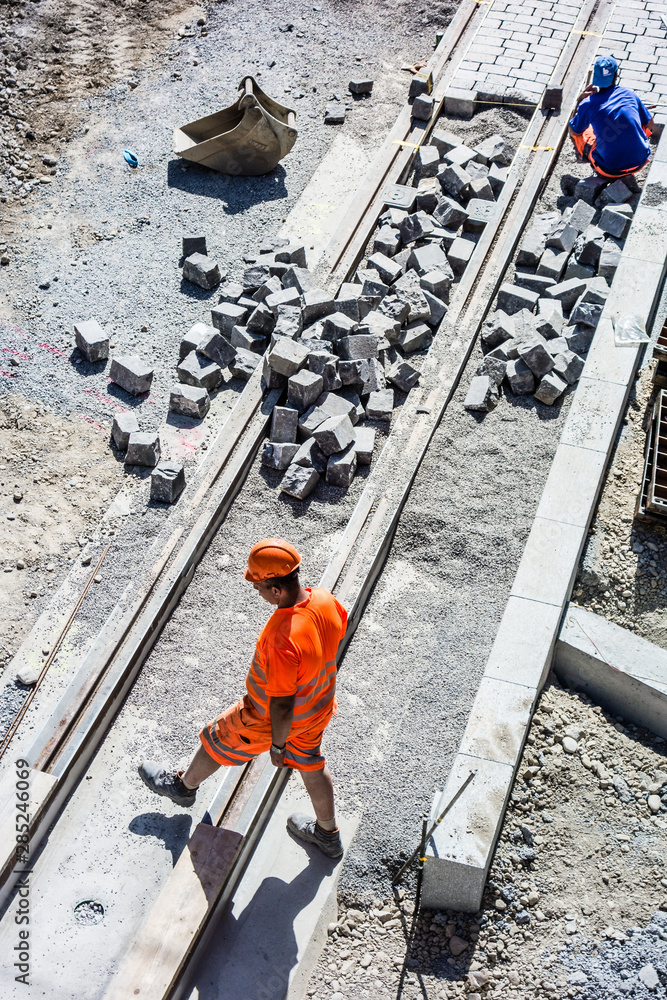 Baustelle, Bauarbeiter, Strassenbau, Gleisbau, Pflastersteine Stock ...