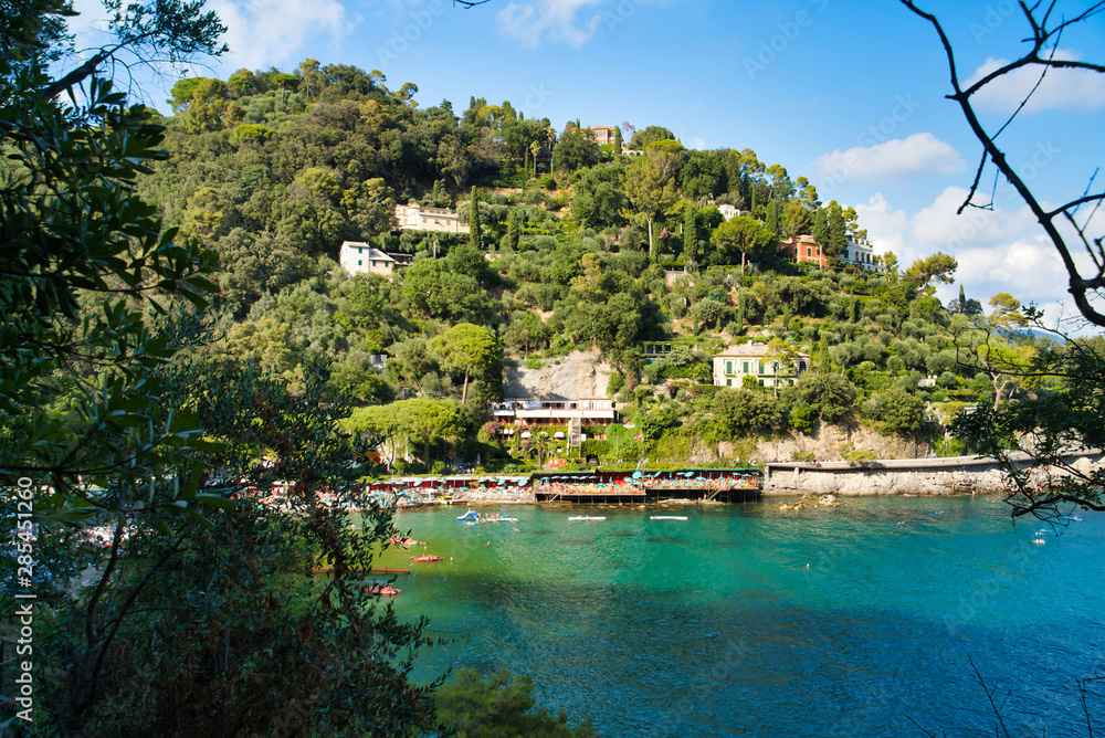 Fotka „PARAGGI, LIGURIA, ITALY - AUGUST 15, 2019: Sandy Paraggi beach ...