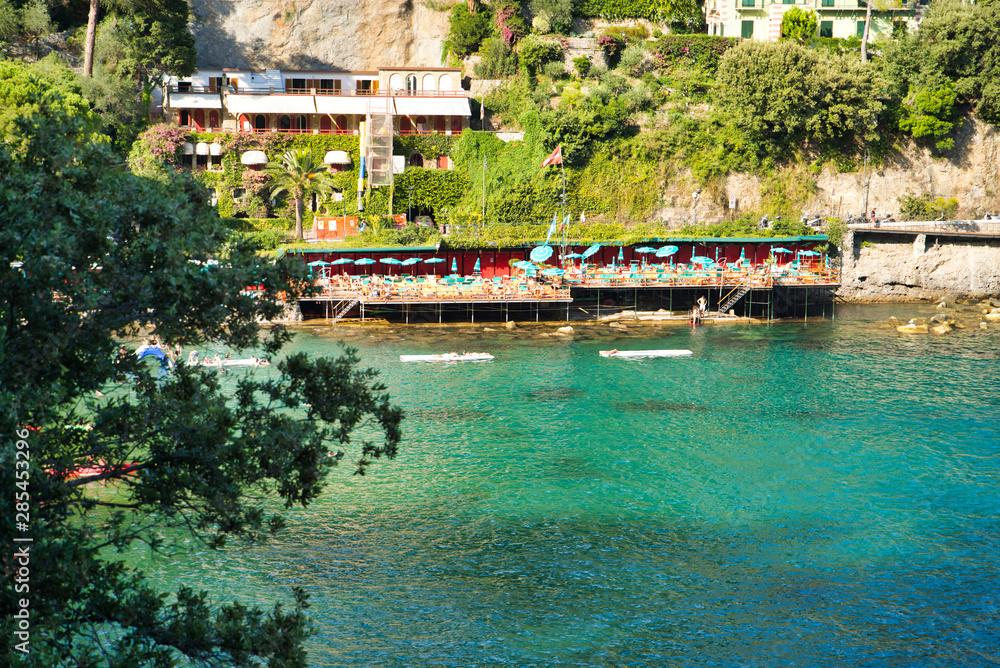 PARAGGI, LIGURIA, ITALY - AUGUST 15, 2019: Sandy Paraggi beach between ...