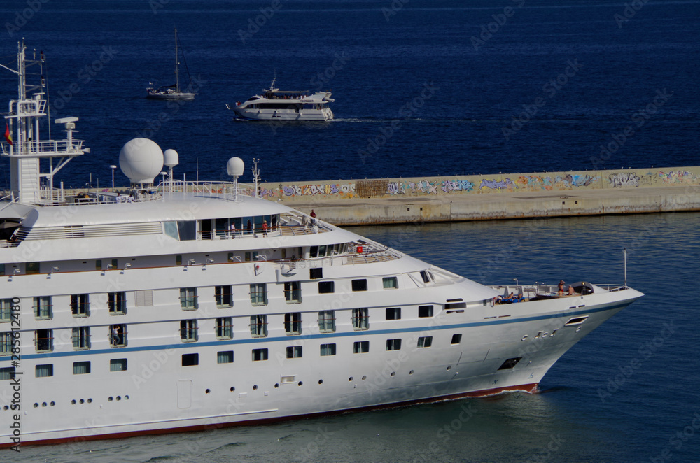Weiße Luxus Yacht Kreuzfahrtschiff mit Segelboot Segelyacht und ...