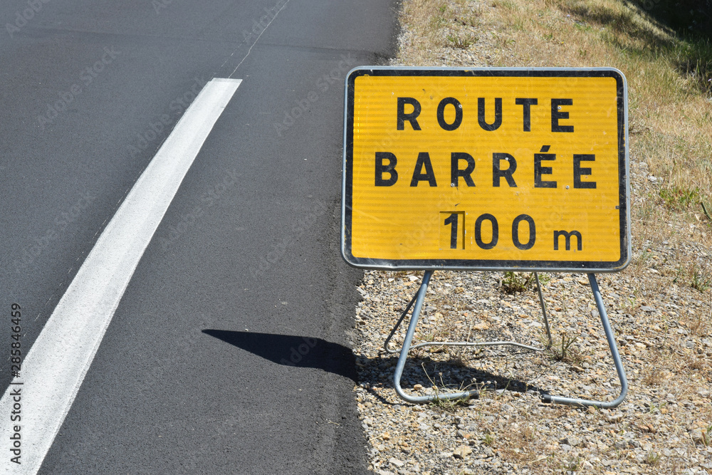 Panneau provisoire route barrée Stock Photo | Adobe Stock