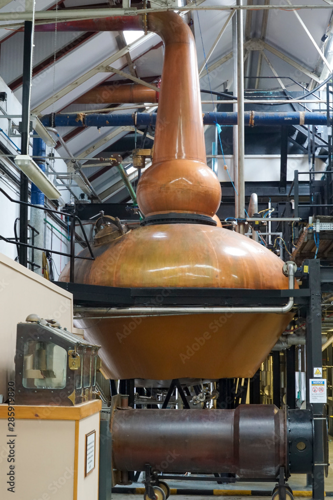 Copper stills in a whisky distillery in the Scottish highlands foto de ...