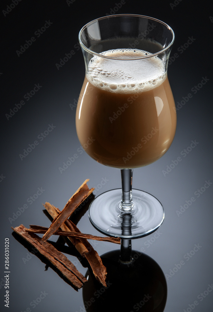 Coctel de Algarrobina, bebida tradicional en Perú. Preparado con canela ...