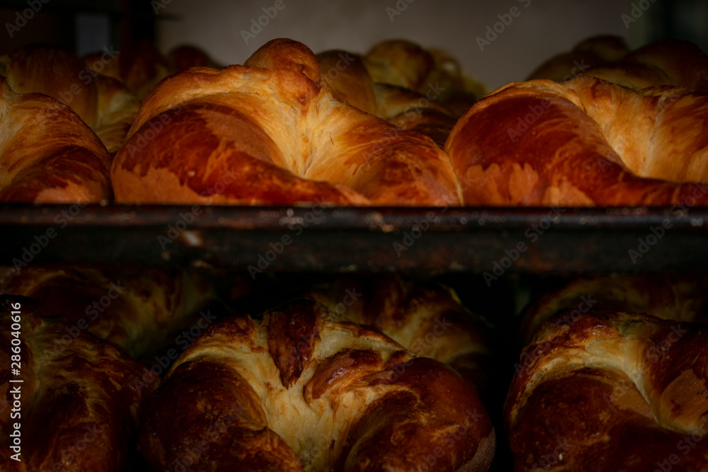 Típico pan dulce mexicano preparado en panadería, llamado cuerno o ...