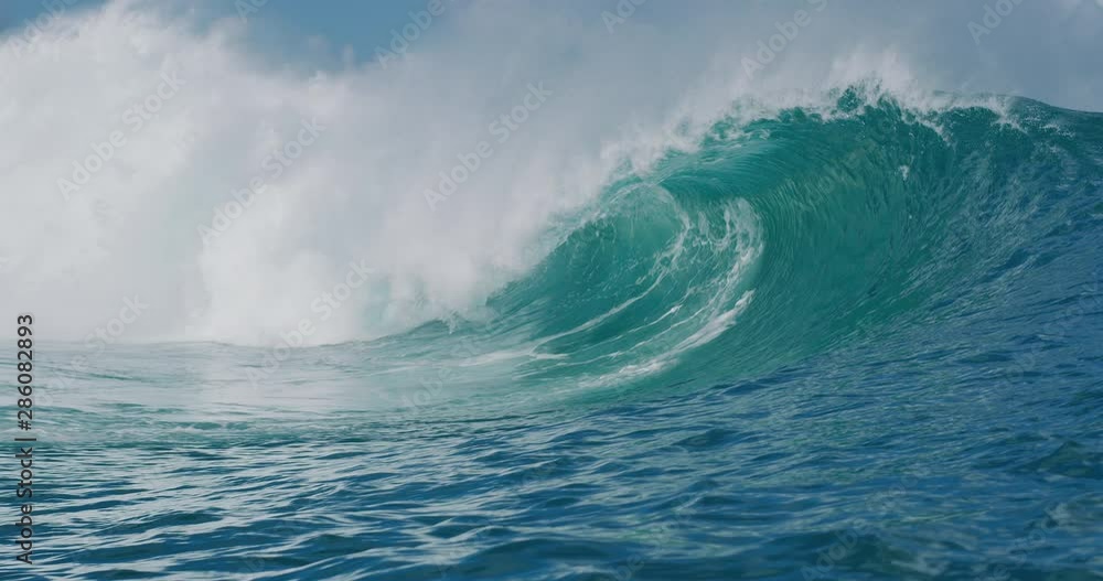 Vidéo Stock Blue ocean wave breaking and barreling with lots of power ...