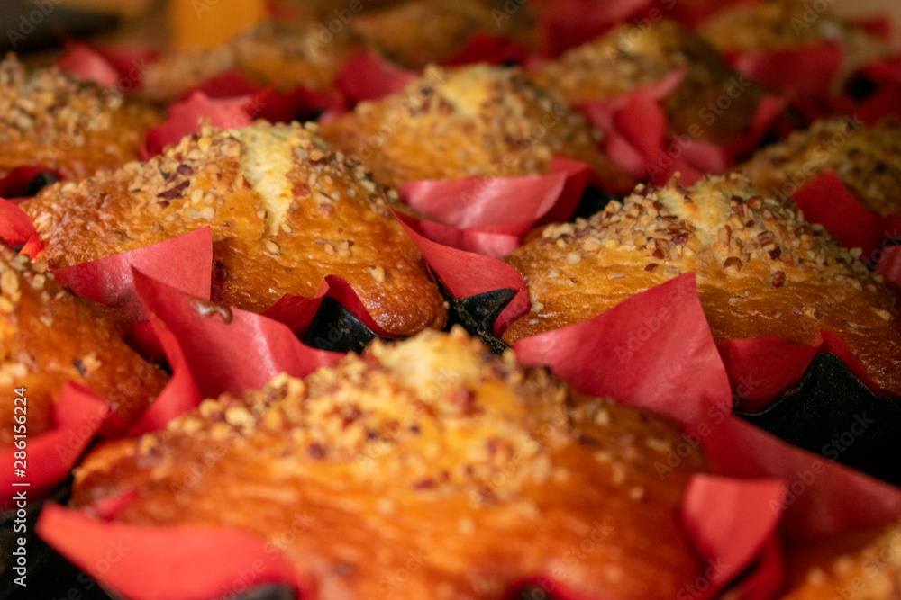 Típico pan dulce mexicano preparado en panadería, llamado panqué con ...