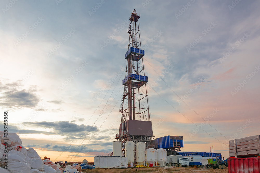 Drilling rig with a tower tower. Downstairs is the drilling equipment ...