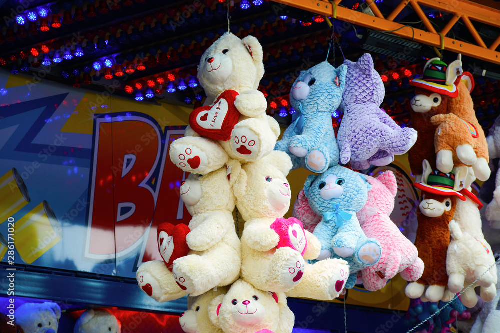 Foto de Hanging teddy bears and cuddly animal prizes in a stall on a ...