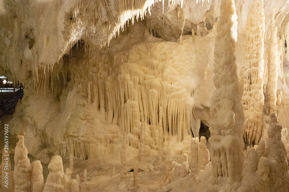 grotte con stalattiti e stalagmiti Stock Photo | Adobe Stock