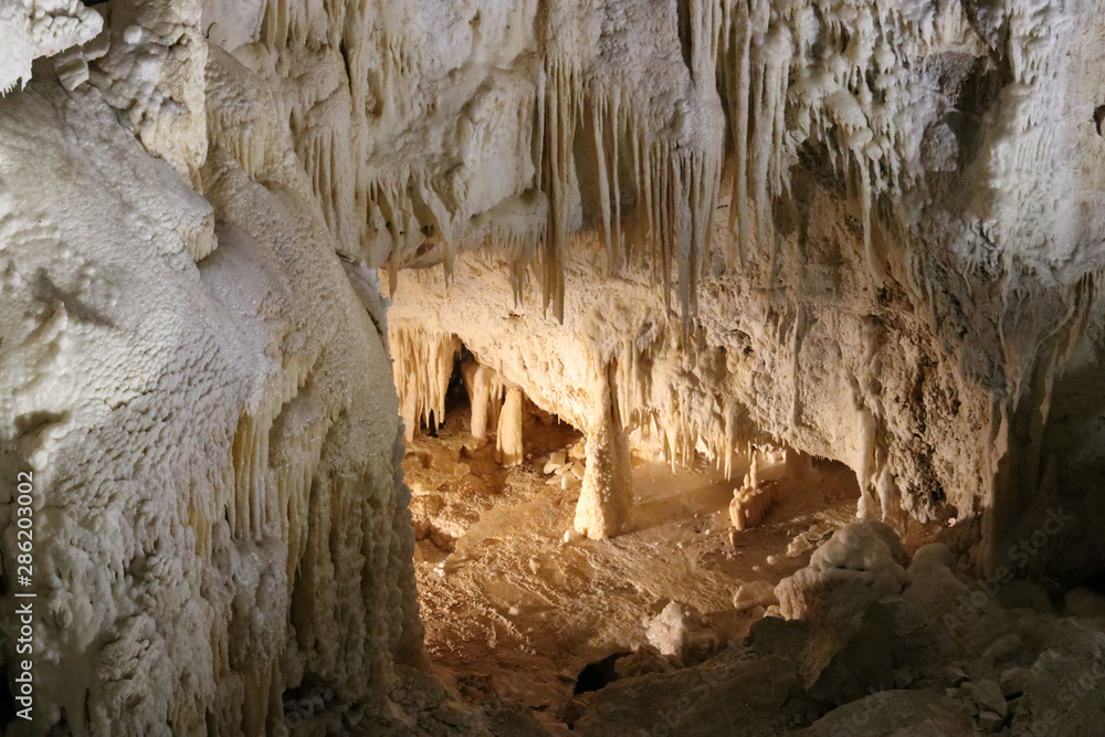 grotte con stalattiti e stalagmiti Stock Photo | Adobe Stock