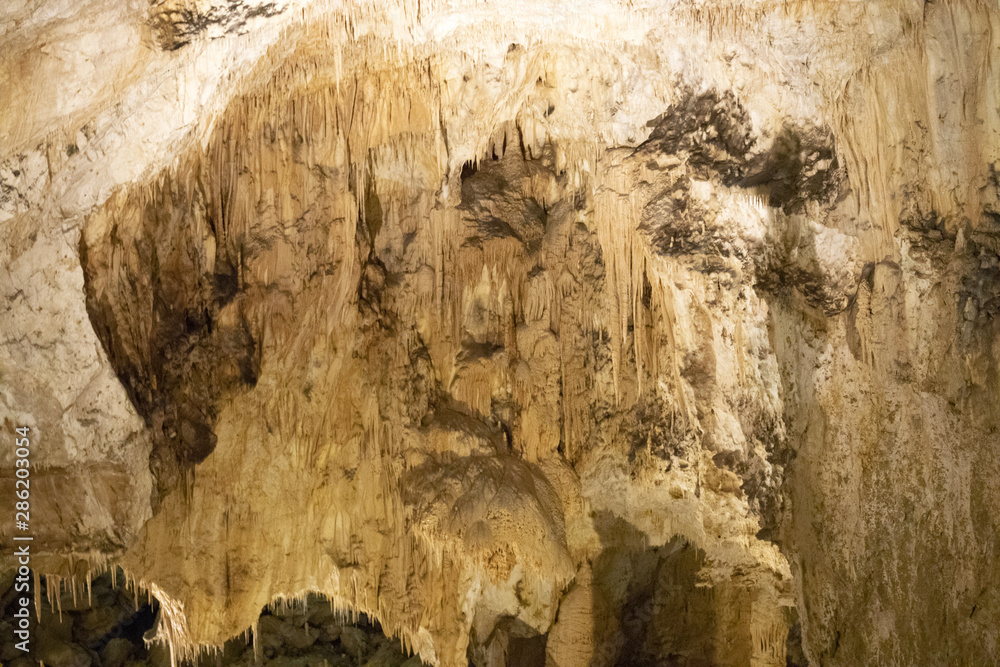 grotte con stalattiti e stalagmiti Stock Photo | Adobe Stock