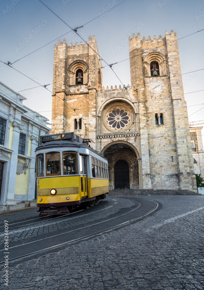 Tranvía en la catedral de Lisboa, Portugal Stock Photo | Adobe Stock