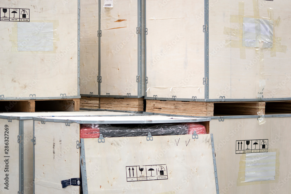 Foto de Warehouse wooden flight case crate to transport electronics and ...
