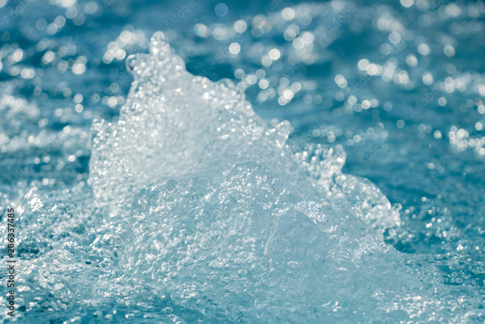 Vaguelette sur la plage, bulles d'air dans la mer dans le ressac de l ...