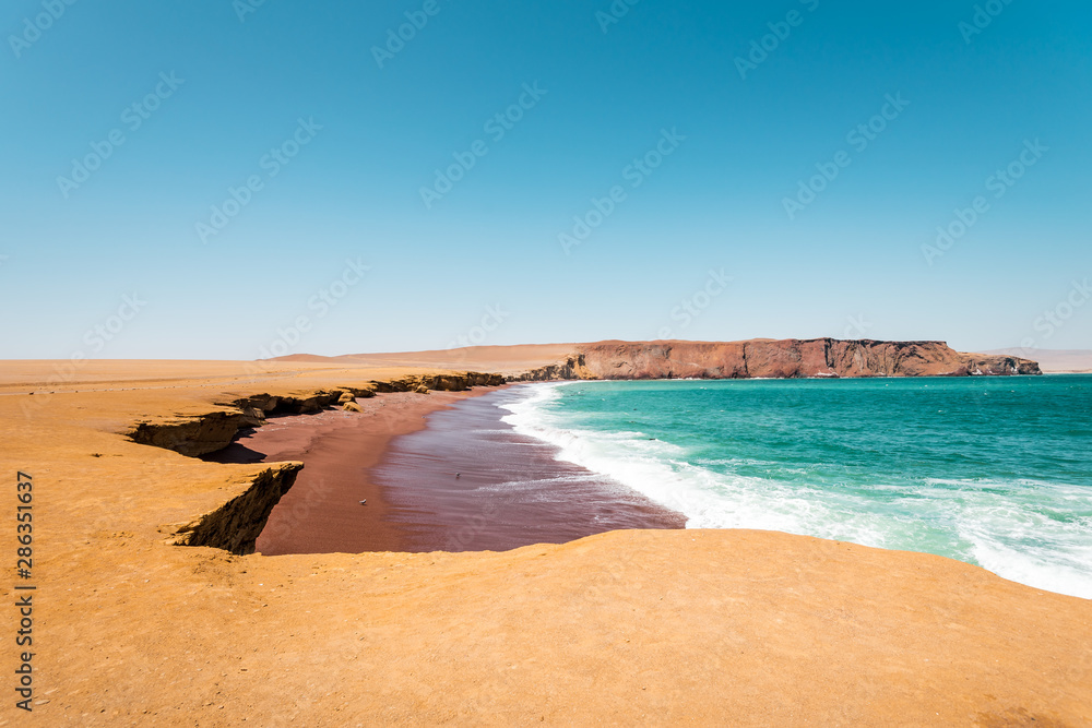 Foto de Playa Roja beach in Paracas National Reserve, Coastline of Peru ...