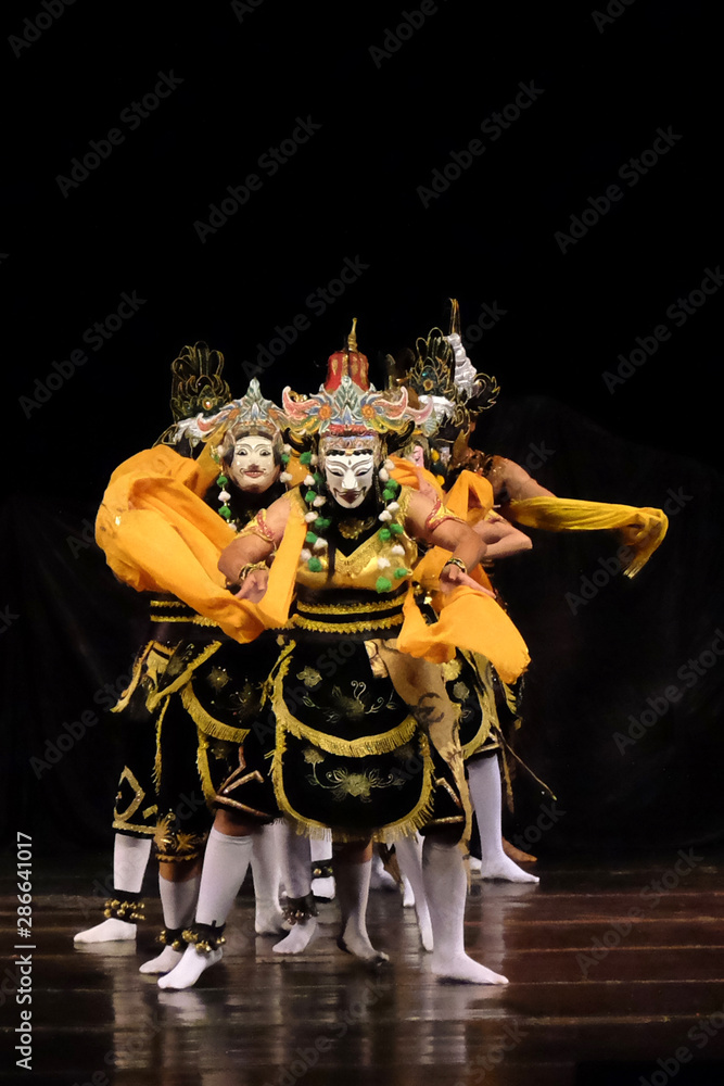 Foto de Tari Topeng Panji / Panji Traditional Dance. Traditional mask ...