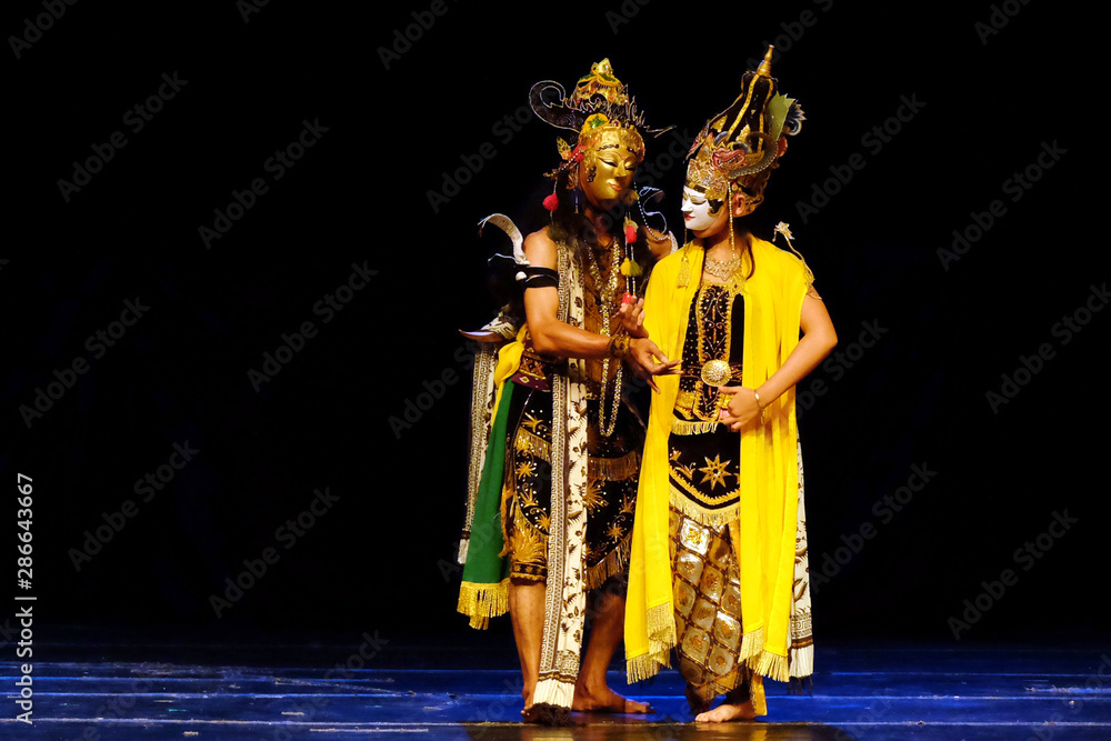 Foto de Tari Topeng Panji / Panji Traditional Dance. Traditional mask ...