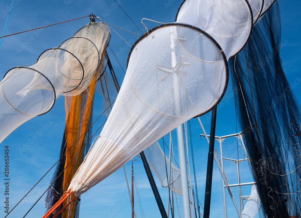 nets on fishing boat in dutch harbour of makkum under blue sky foto de ...