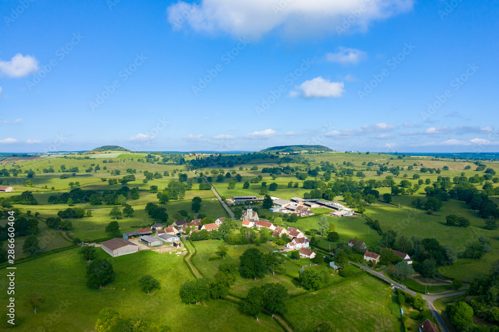 Le village de Cuncy-les-Varzy au milieu de la campagne Stock Photo ...