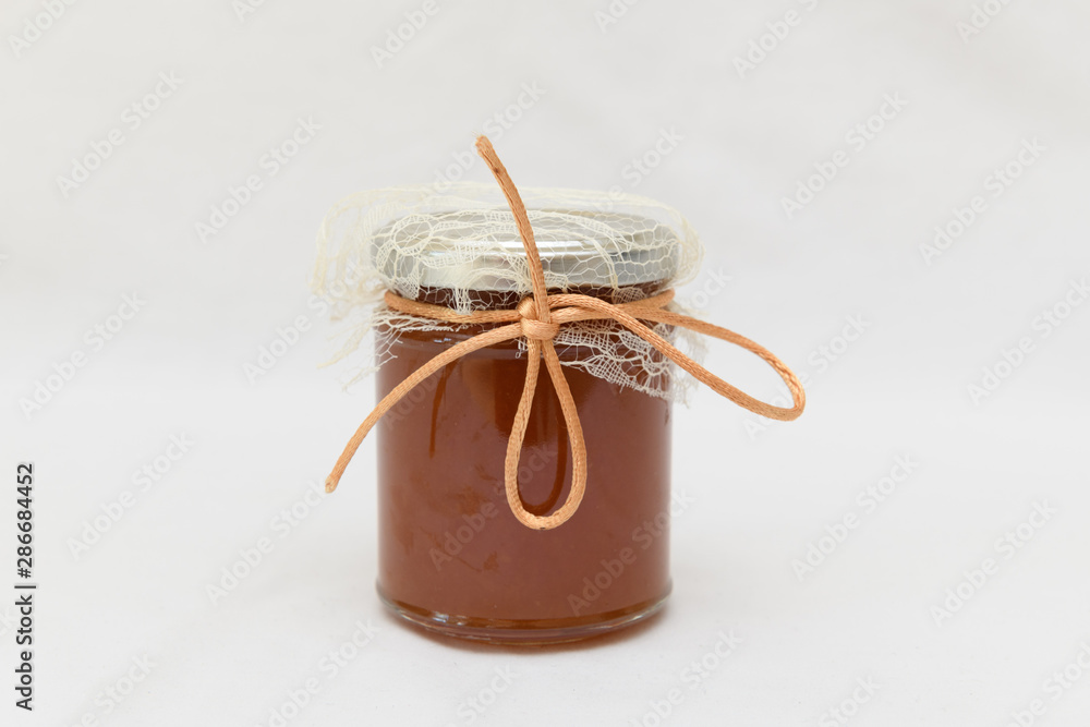Un pot de confiture sur fond blanc Stock Photo | Adobe Stock
