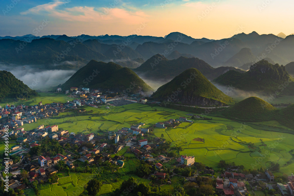 Foto de Beautiful landscape with rice paddy field of Fairy bosom or ...