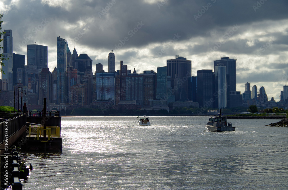 Motoryacht und Polizeiboog fahren aus Hudson Point Marina auf Hudson ...
