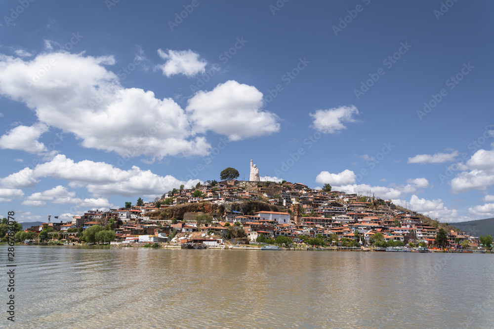 Lago de Pátzcuaro y la isla de Janitzio en Morelia Michoacán México ...