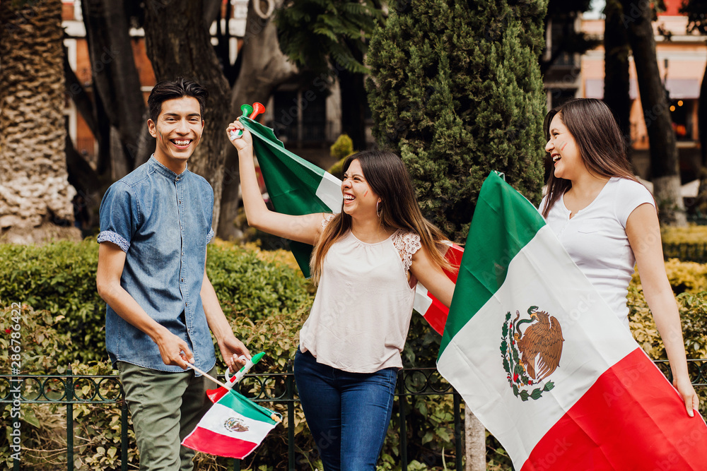 Viva Mexico, mexican guys with flag of Mexico in independence day in ...