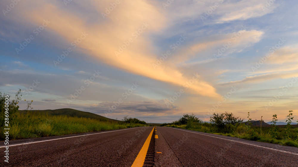 Low Perspective View Open Road Asphalt Texas Road Dramatic Sky Stock 写真 ...