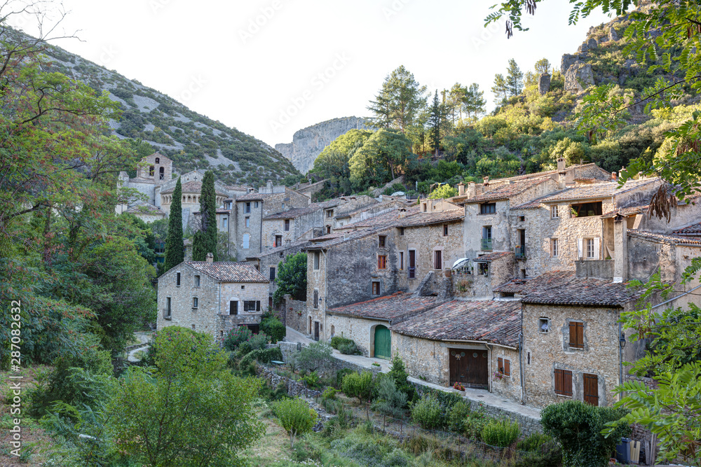 Village de Saint-Guilhem-le-Desert avec sa magnifique abbaye - Herault ...
