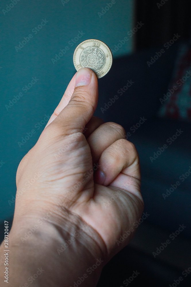 Monedas en la palma de la mano. Pesos mexicanos sobre la mano de hombre ...