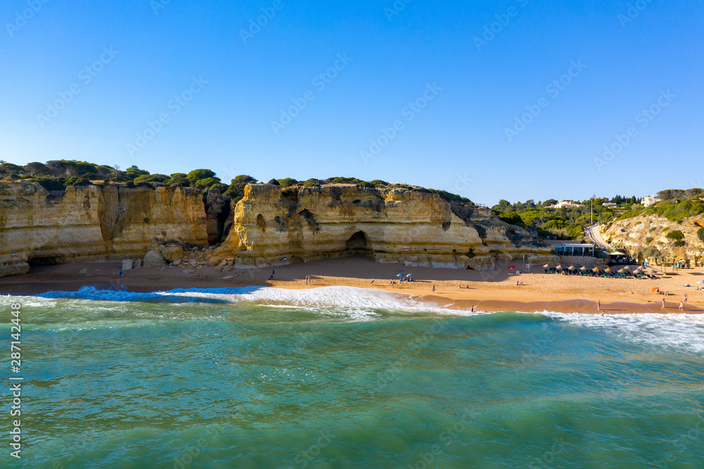 Vue aérienne sur les côtes rocheuses à proximité de Albufeira. On y ...