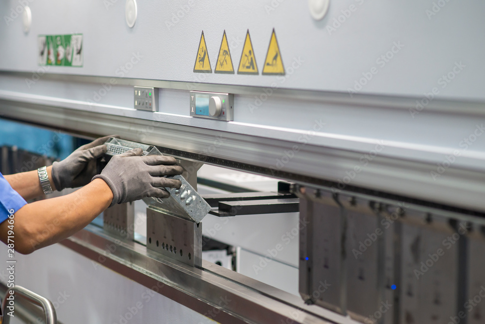 The sheet metal bending machine operation and control by expert ...