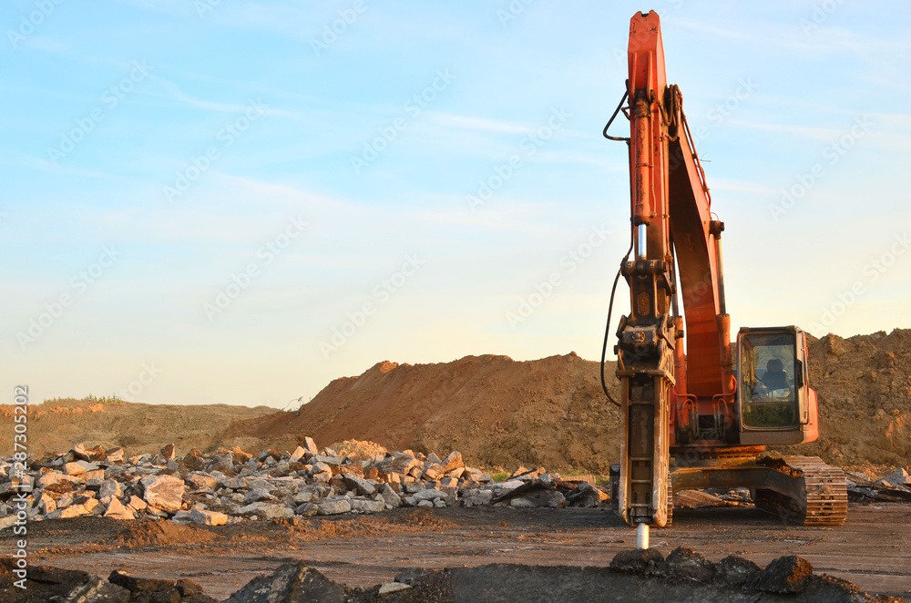 Foto de Crawler excavator with hydraulic hammer for the destruction of ...