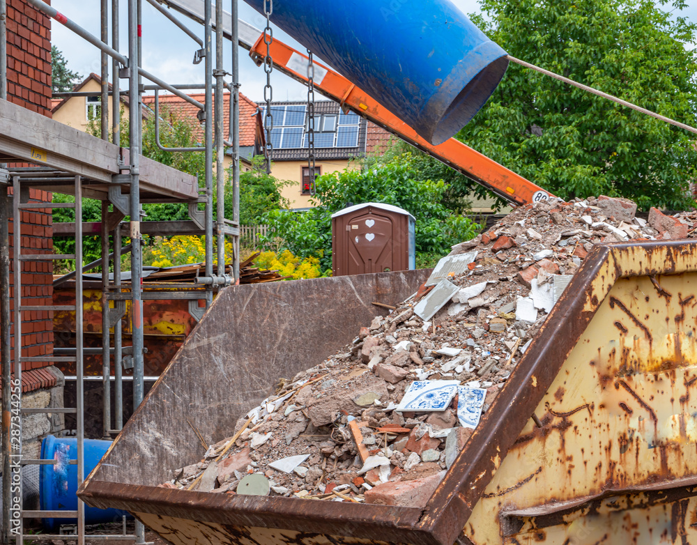 Schuttrutsche mit Schutt und Container auf einer Baustelle Stock Photo ...