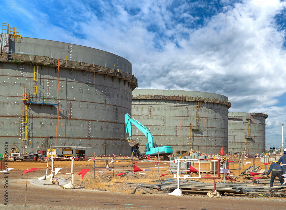 Foto de Building of oil and gas storage tank in the construction ...