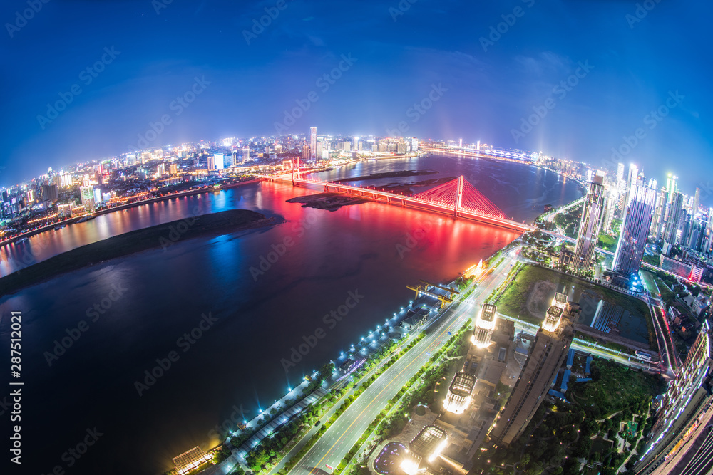Foto de Asia's largest across the rivers in Shanghai landmarks a spiral ...