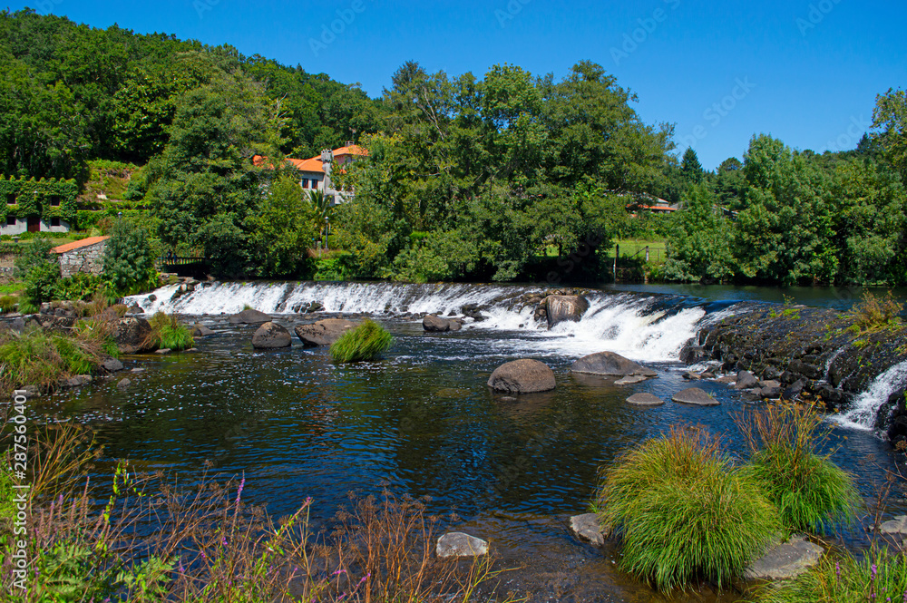 Cascada en el río Tambre / Waterfall on the Tambre River. Ponte Maceira ...