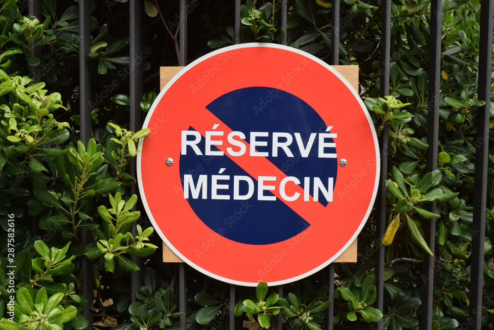 Panneau emplacement réservé médecin, stationnement interdit Stock Photo ...