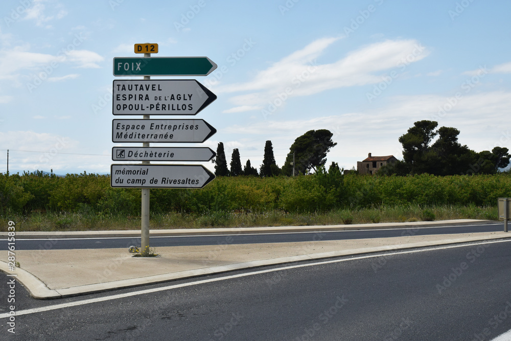 Panneaux de directions Stock Photo | Adobe Stock