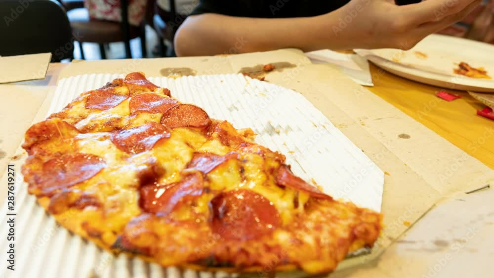 4K Timelapse people eating fresh cheese pizza in the restaurant, fast ...