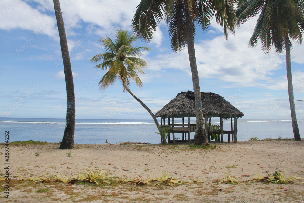 Foto de A beach fale is a simple thatched hut in Samoa. Beach fales are ...